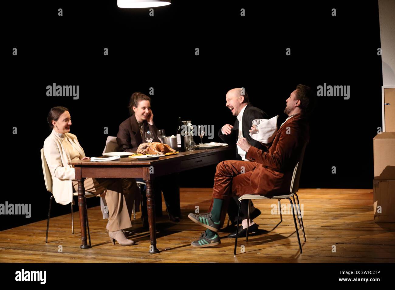 Maryna Klimova als Anastasiia, Carolin Haupt als Maria, David Ruland ...