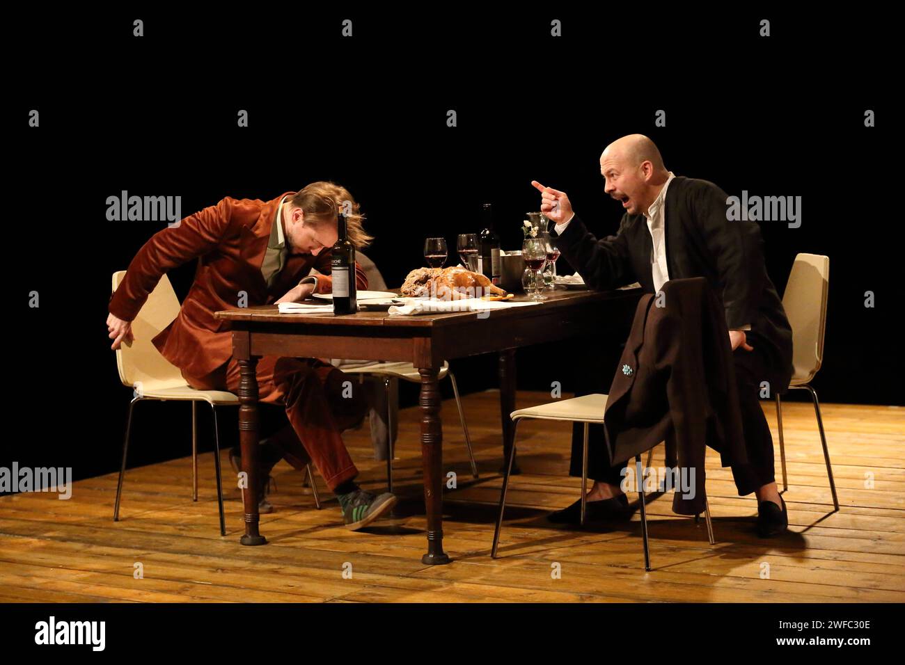 Yurii Radionov als Orest und David Ruland als Lukas, v.l., während der ...