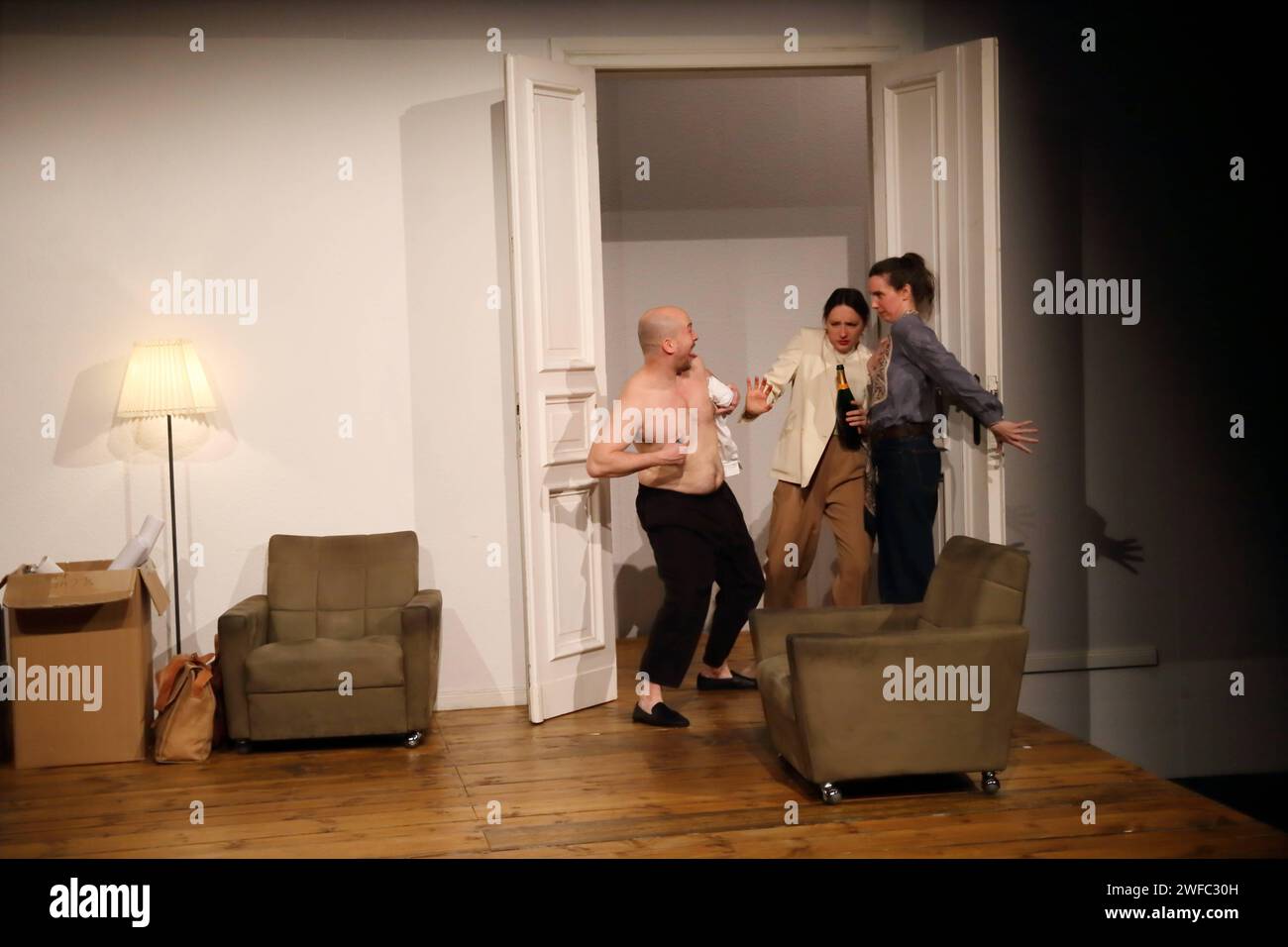 David Ruland als Lukas, Maryna Klimova als Anastasiia und Carolin Haupt ...