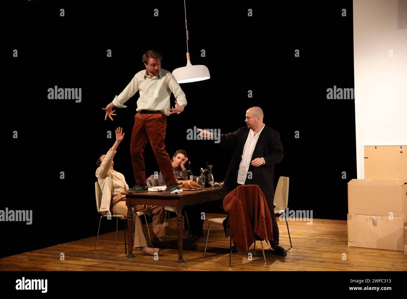 Maryna Klimova als Anastasiia, Yurii Radionov als Orest, Carolin Haupt ...