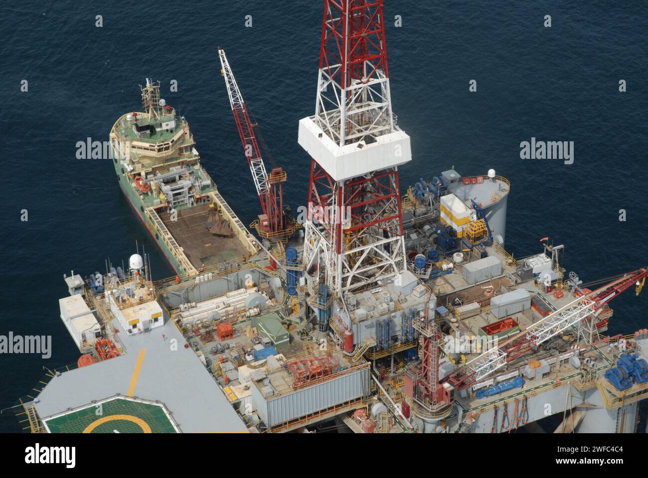 Oil rig supply boat hi-res stock photography and images - Alamy