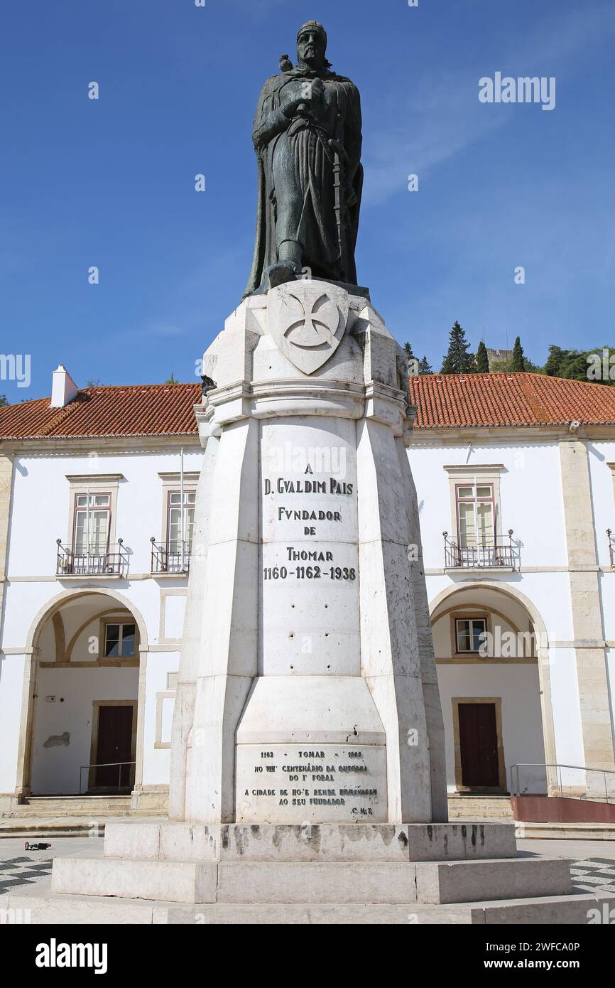 Town Square and statue of Grand Master D. Gualdim Pais, Tomar, Ribatejo ...