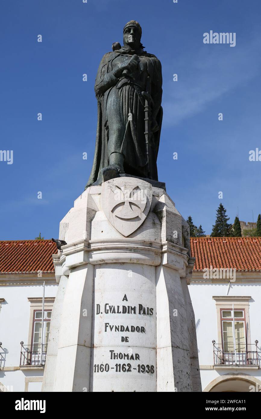 Town Square and statue of Grand Master D. Gualdim Pais, Tomar, Ribatejo ...