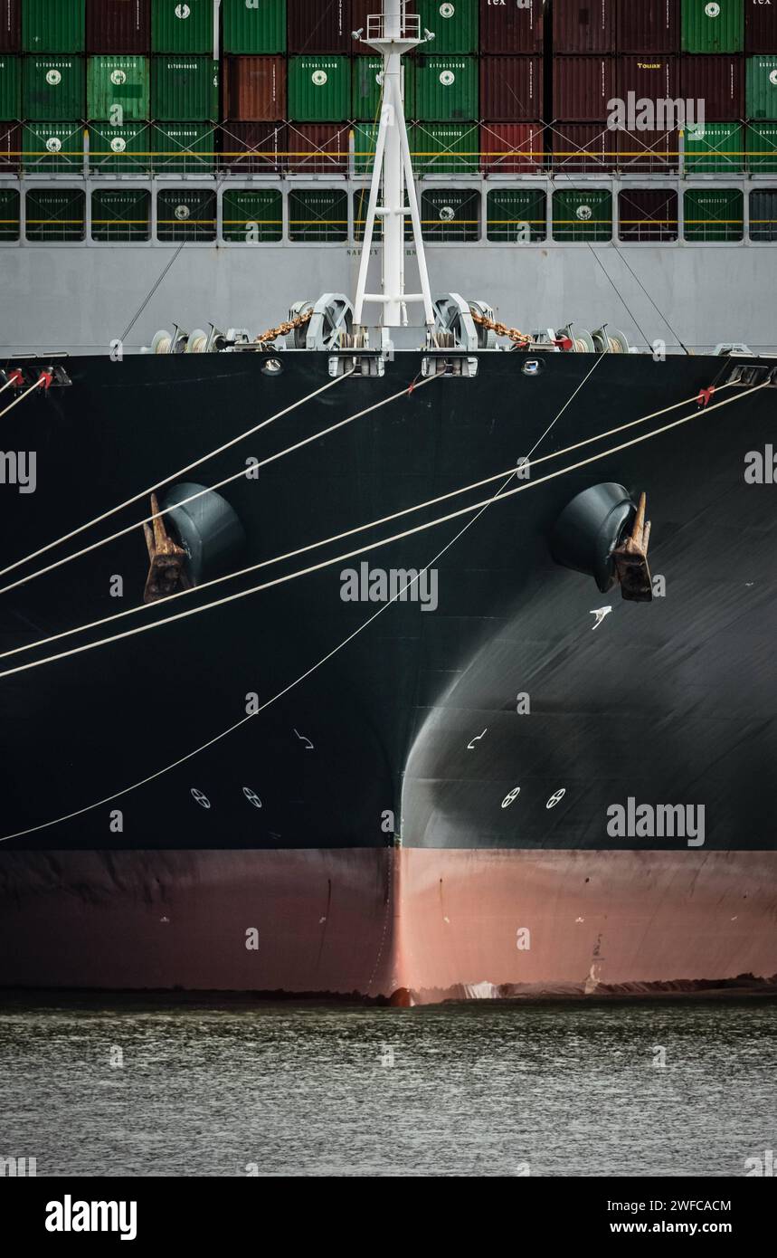 Hamburger Hafen Schiffsbug eines Containerschiffes im Hafen von Hamburg ...