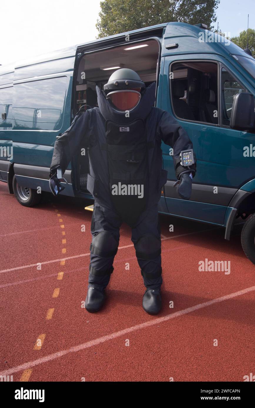 Bomb clearance hi-res stock photography and images - Alamy