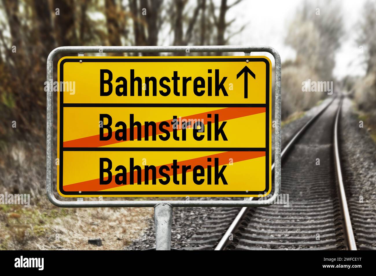 FOTOMONTAGE, Schild mit Aufschrift Bahnstreik vor leeren Bahngleisen ...