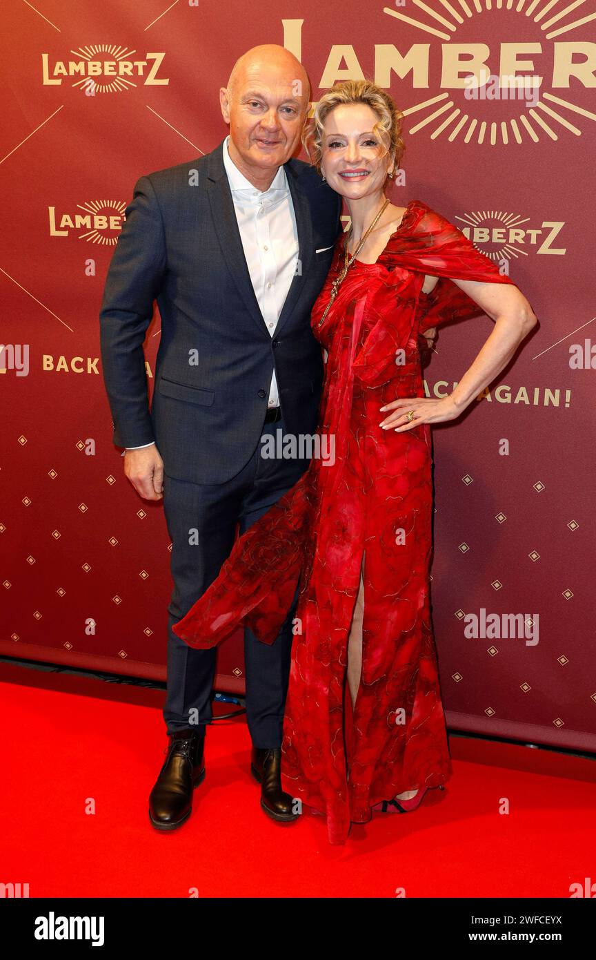 Sandra Navidi mit Begleitung bei der 23. Lambertz Monday Night 2024 im ...