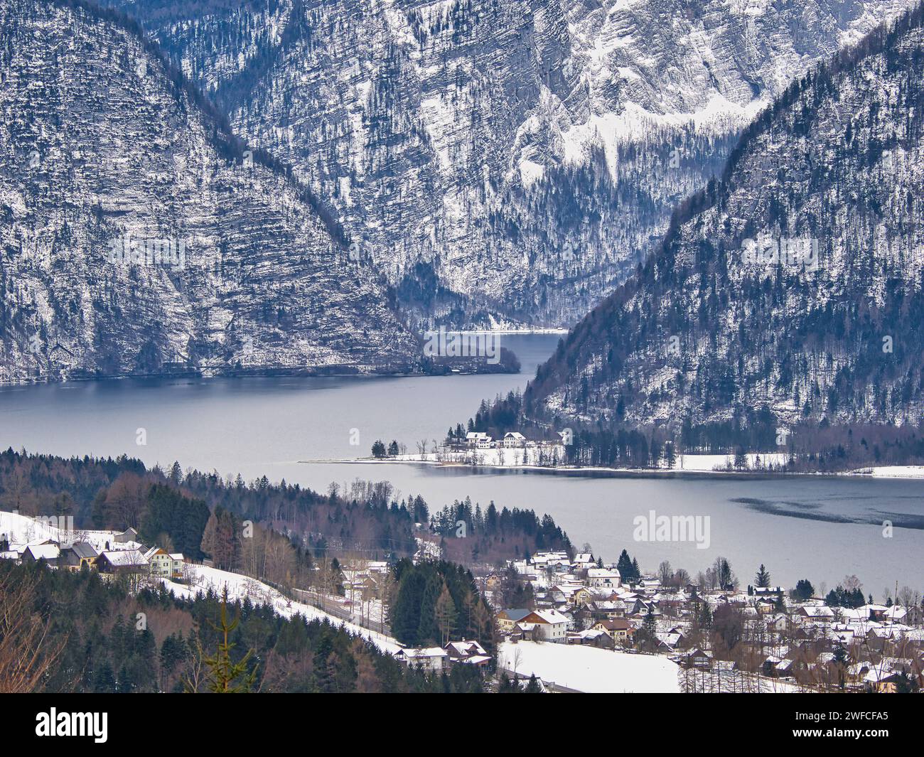 A view over the wintry Lake Hallstatt and the Dachstein Stock Photo - Alamy