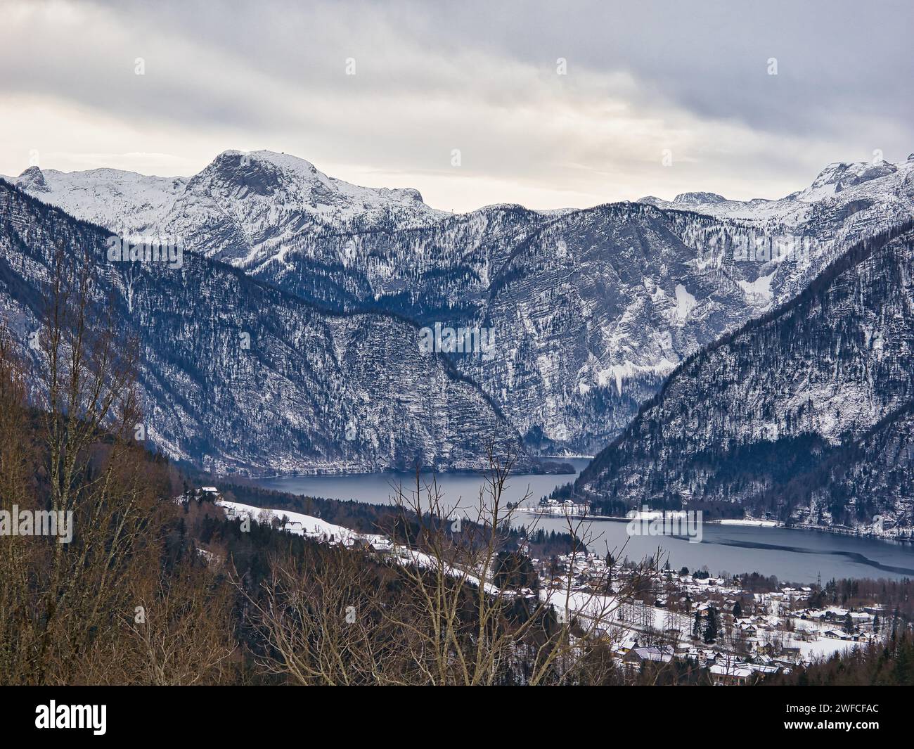 A view over the wintry Lake Hallstatt and the Dachstein Stock Photo - Alamy