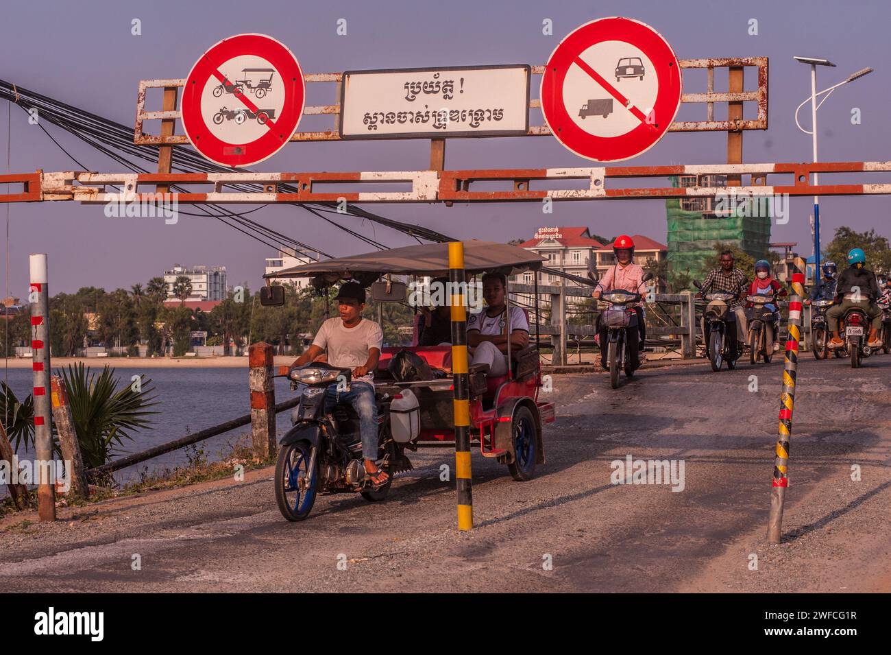 Bridge entry signs hi-res stock photography and images - Alamy