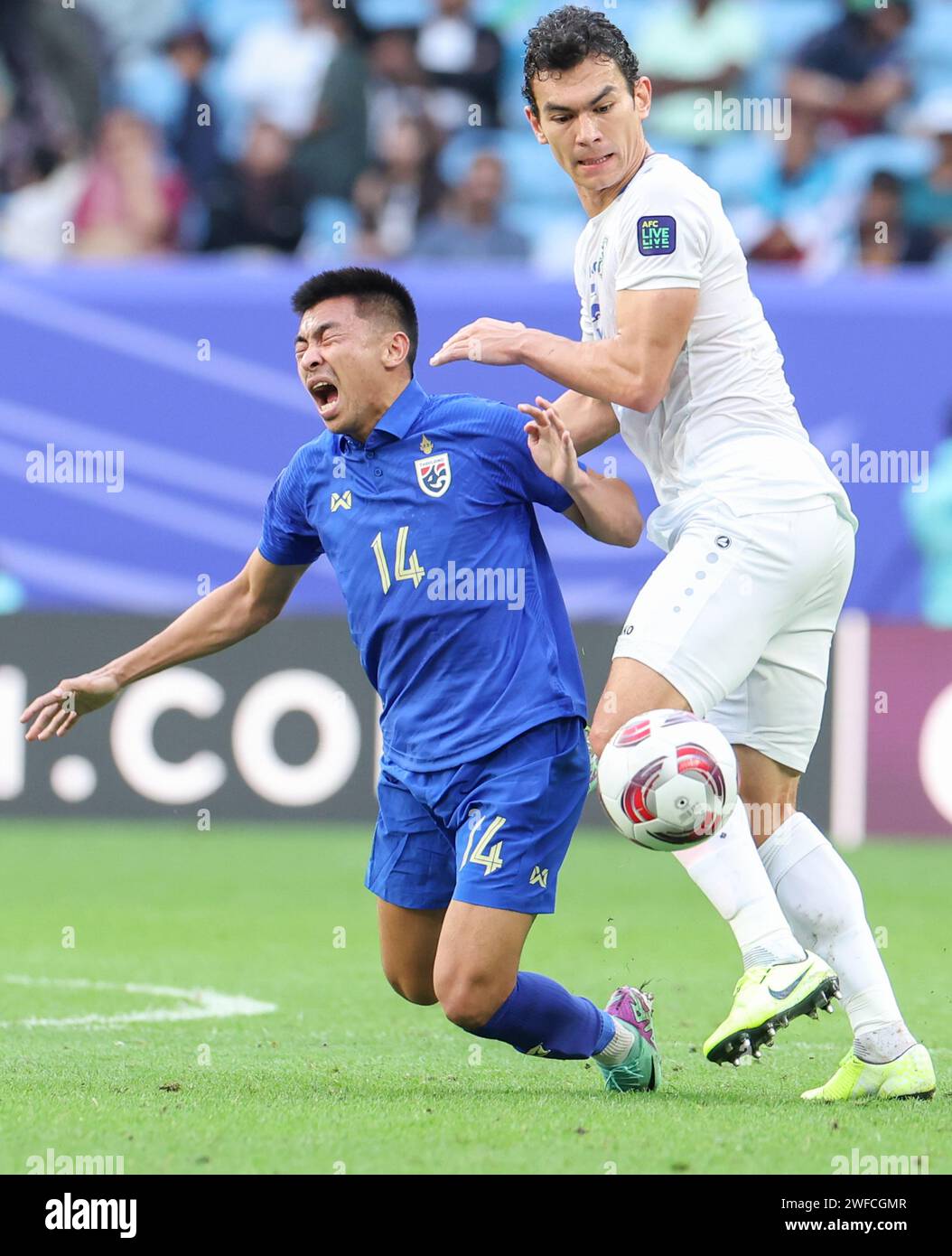 Doha, Qatar. 30th Jan, 2024. Thailand's Rungrat Phumichantuk (L) vies ...