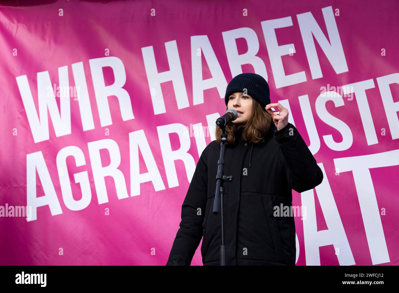 Klimaaktivistin Luisa Neubauer spricht bei der Demonstration von ...