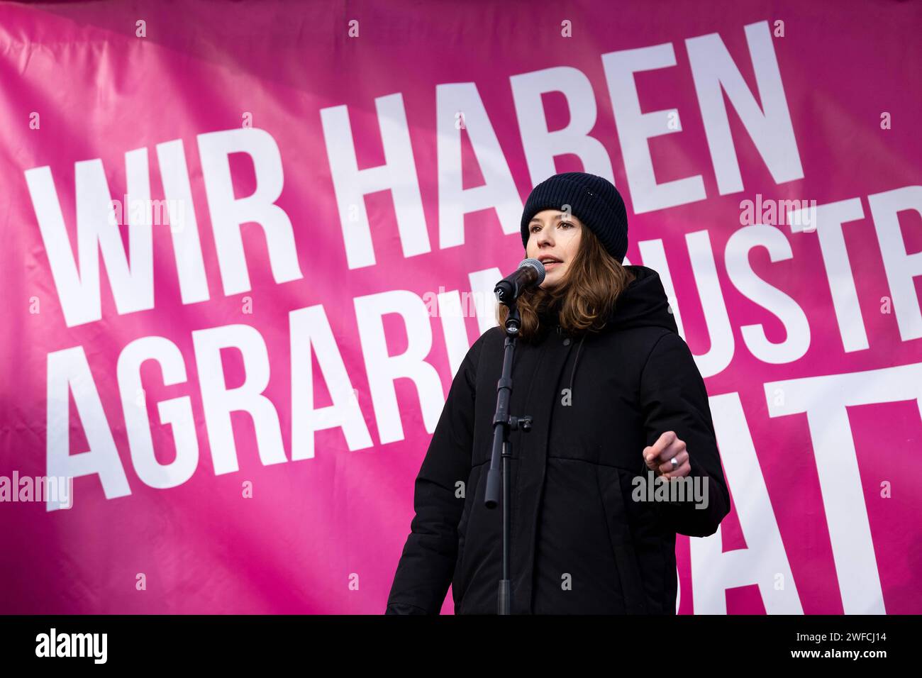 Klimaaktivistin Luisa Neubauer spricht bei der Demonstration von ...