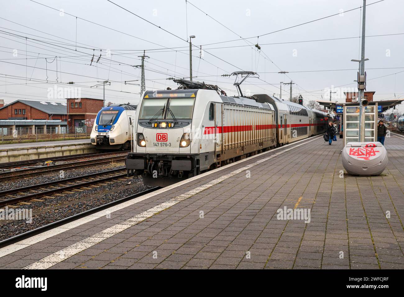 Eisenbahnverkehr am Bahnhof Rheine. Intercity Zug IC2, Doppelstock ...