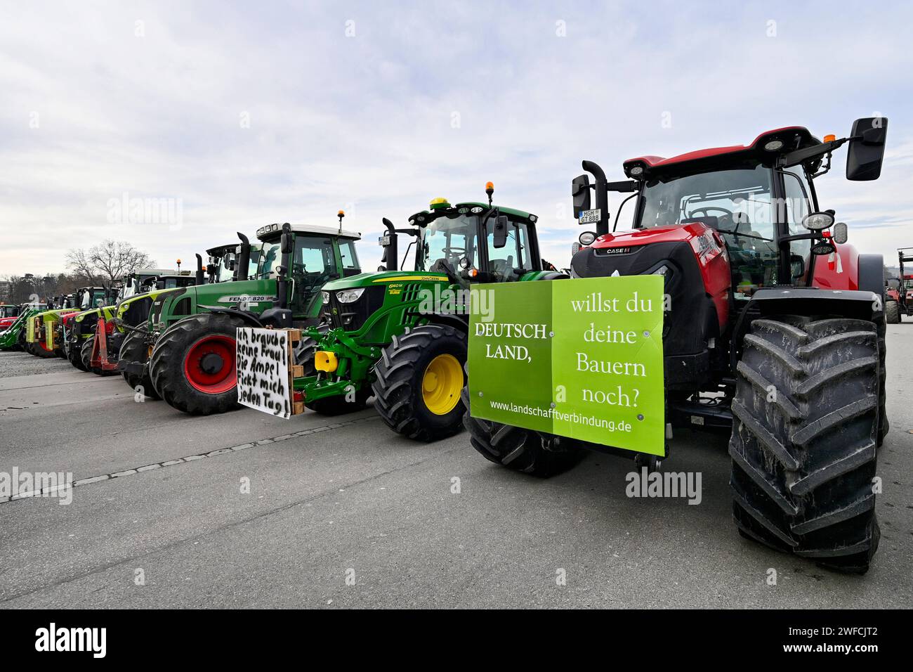 Traktor, Trecker mit Protestplakaten zum Bauernprotest Stuttgart am ...