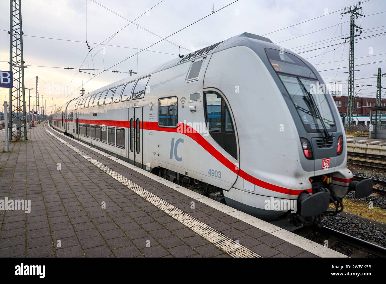Eisenbahnverkehr am Bahnhof Rheine. Intercity Zug IC2, Doppelstock ...