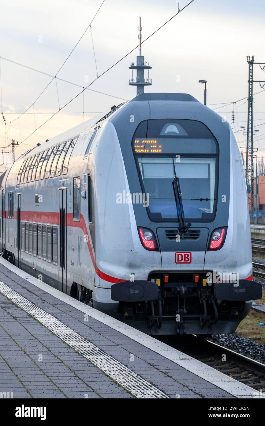 Eisenbahnverkehr am Bahnhof Rheine. Intercity Zug IC2, Doppelstock ...