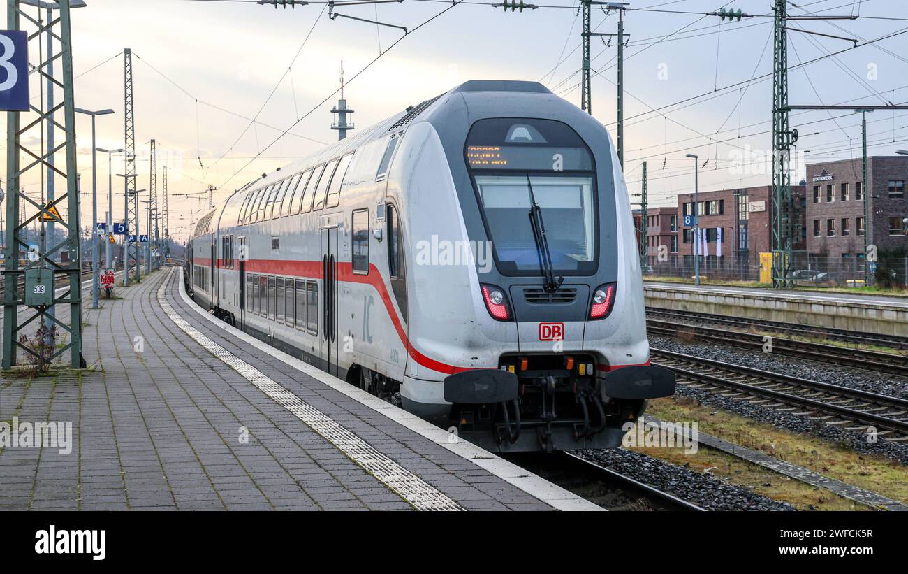 Eisenbahnverkehr am Bahnhof Rheine. Intercity Zug IC2, Doppelstock ...