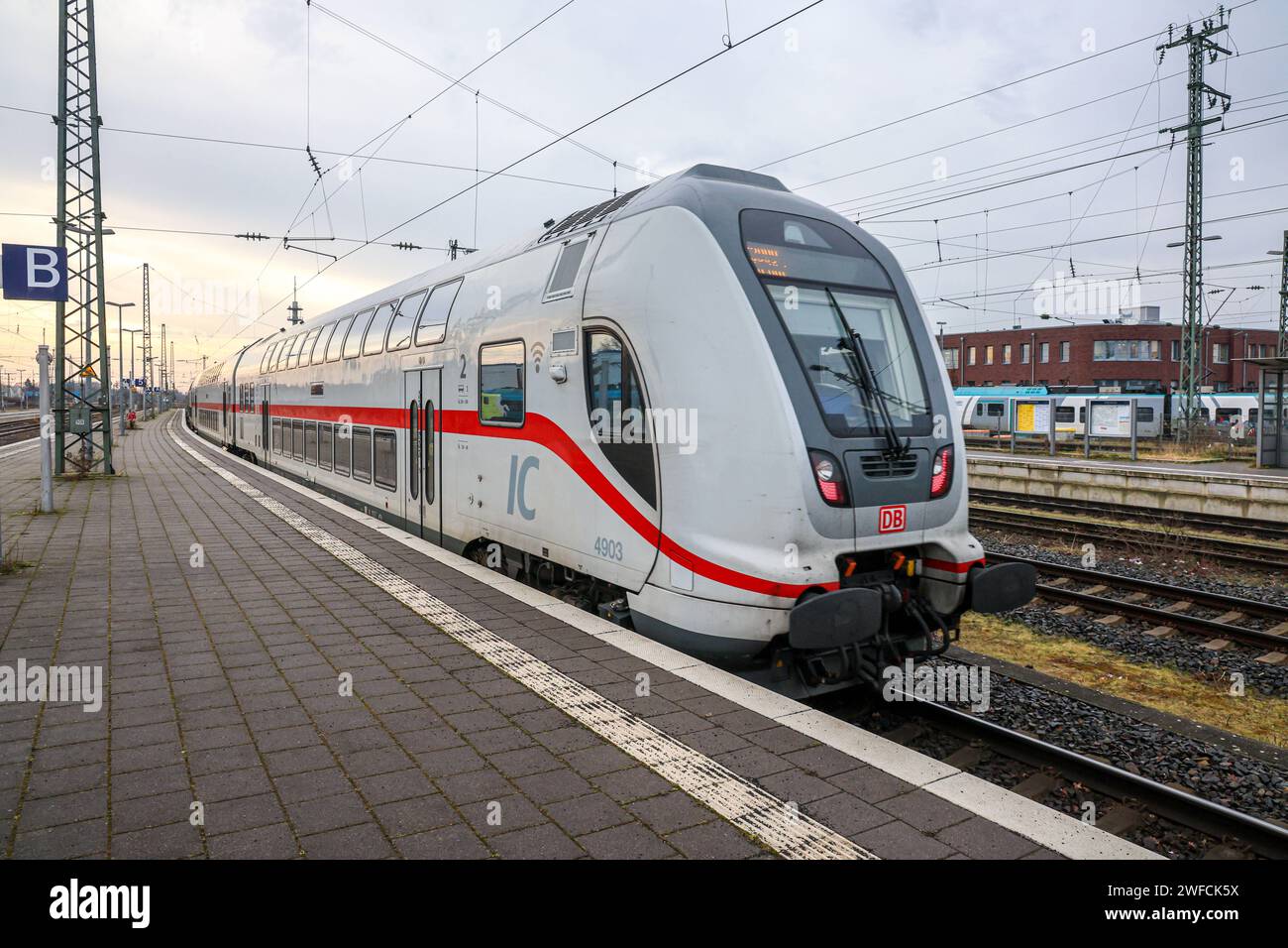 Eisenbahnverkehr am Bahnhof Rheine. Intercity Zug IC2, Doppelstock ...
