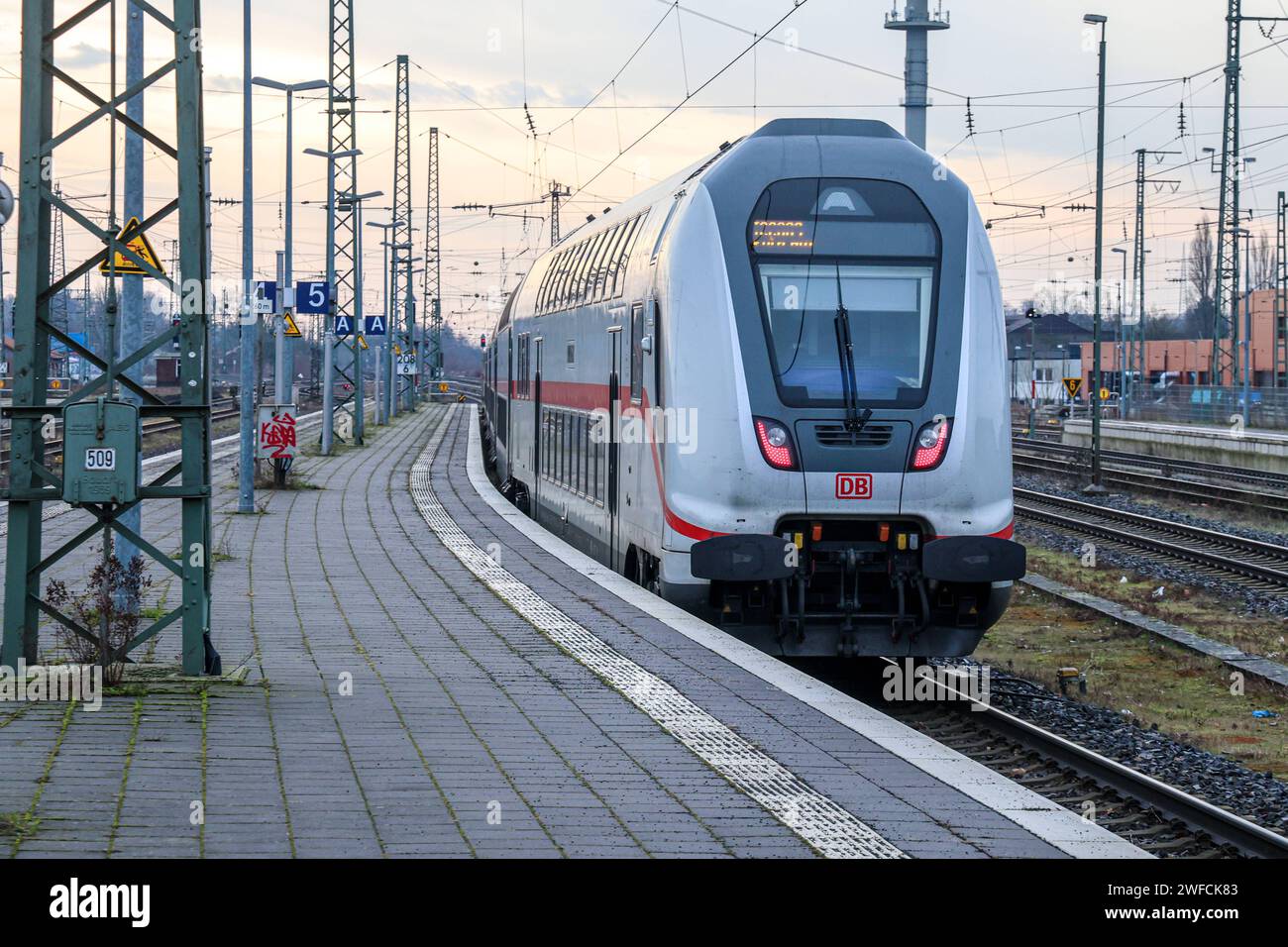 Eisenbahnverkehr am Bahnhof Rheine. Intercity Zug IC2, Doppelstock ...