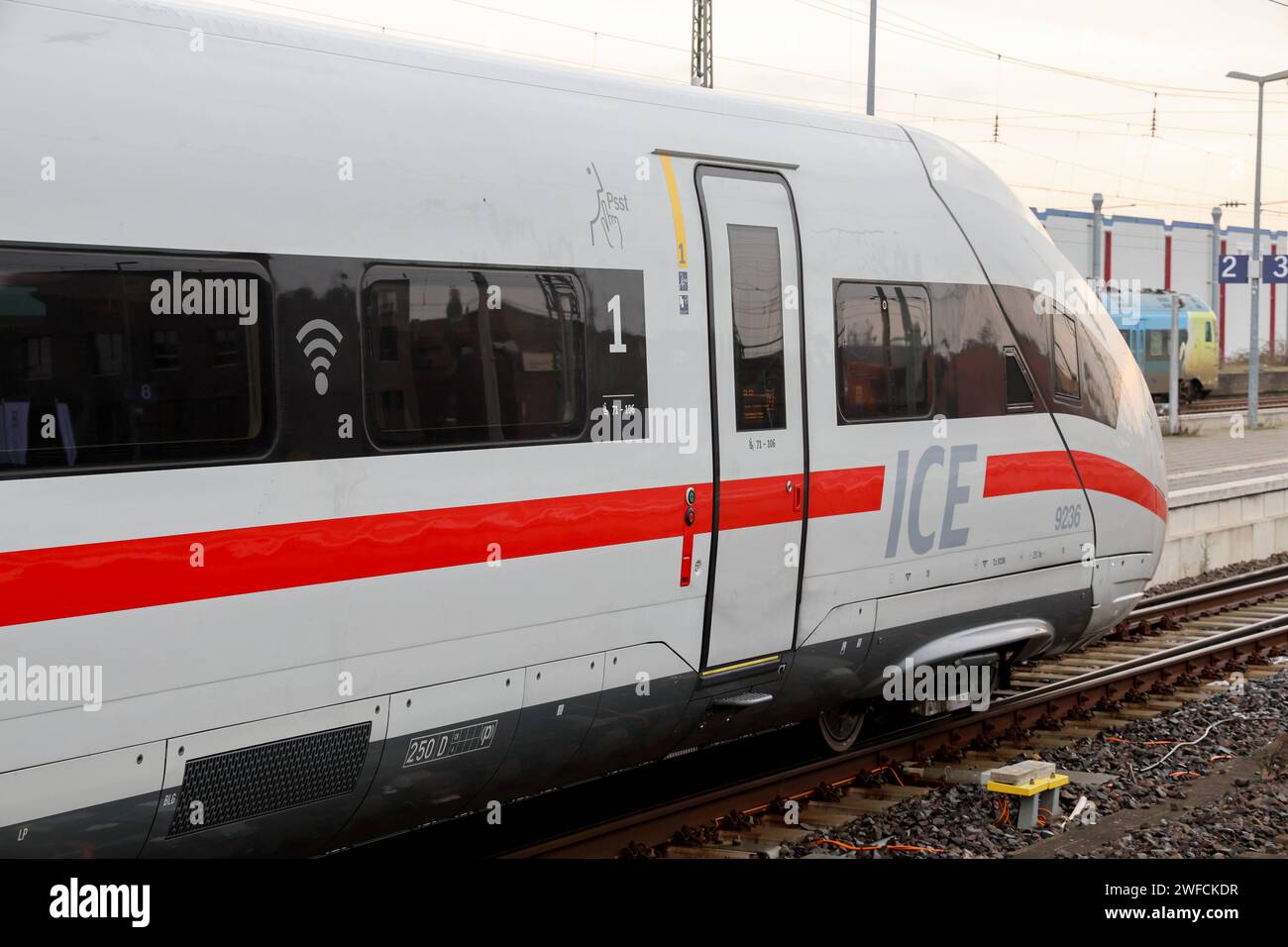 Eisenbahnverkehr am Bahnhof Rheine. Intercity Express Zug ICE ICE4 der ...