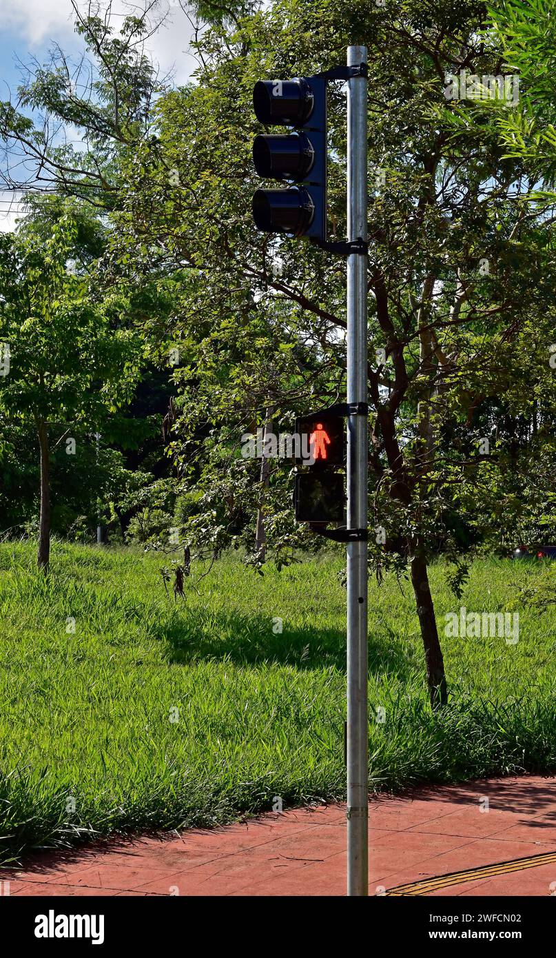 Red traffic light hi-res stock photography and images - Alamy