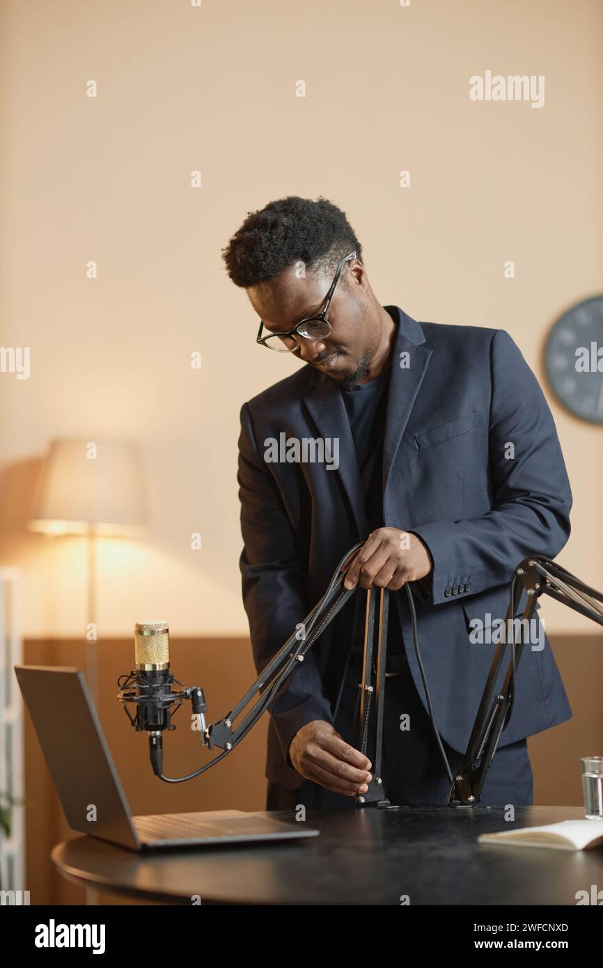 Microphone news desk hi-res stock photography and images - Alamy