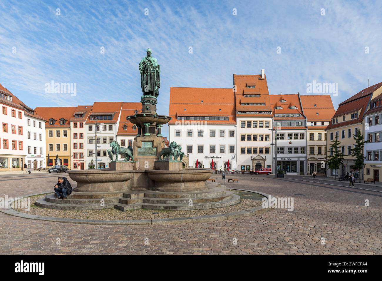 Brunnendenkmal mit Otto dem Reichen auf dem Obermarkt in Freiberg ...
