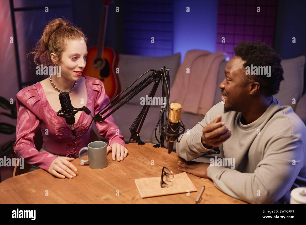 Woman podcasters hi-res stock photography and images - Alamy
