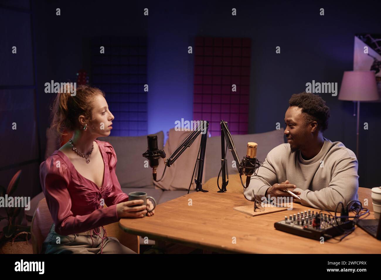 Woman podcasters hi-res stock photography and images - Alamy