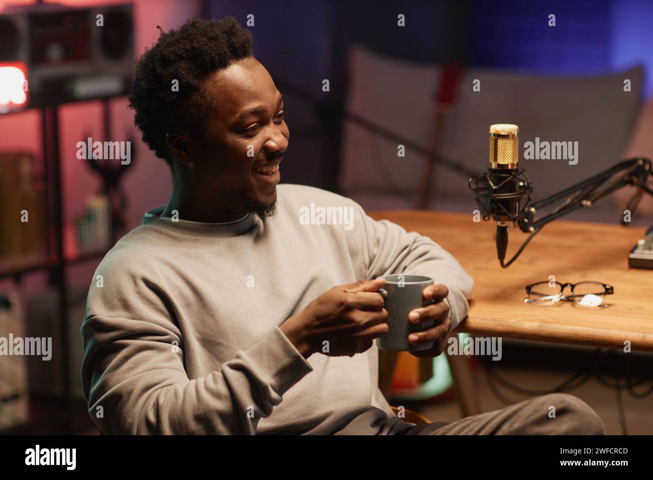 News microphone and coffee hi-res stock photography and images - Alamy