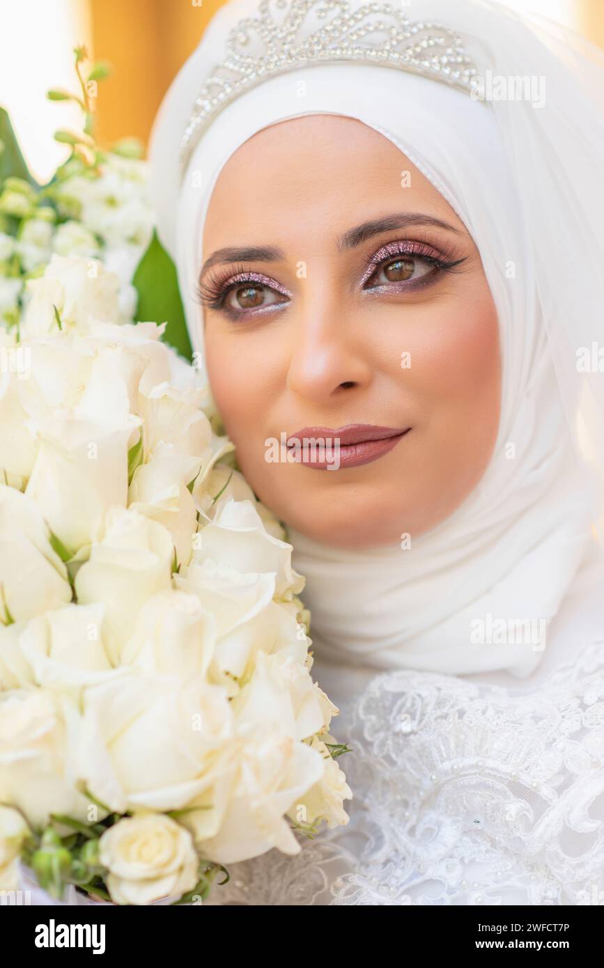 Beautiful muslim bride looking away Stock Photo - Alamy