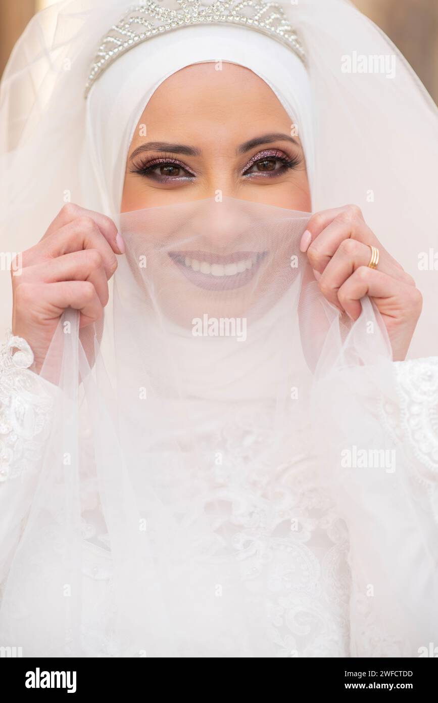 Hijabi bride hi-res stock photography and images - Alamy