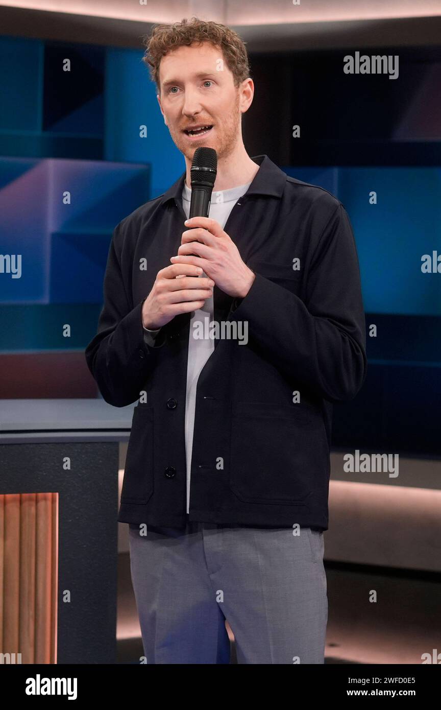 Louis Klamroth in der ARD-Talkshow hart aber fair im Studio Adlershof ...