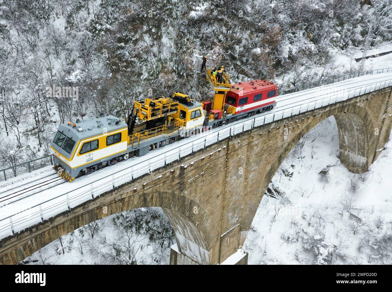 Electrified railway line hi-res stock photography and images - Alamy