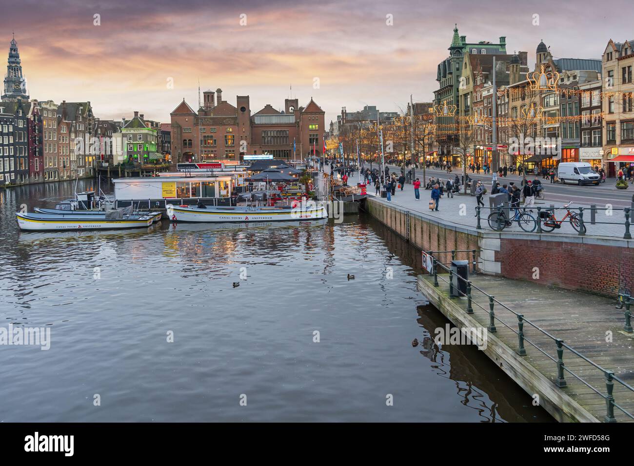 Damrak Canal boat tours location Stock Photo - Alamy
