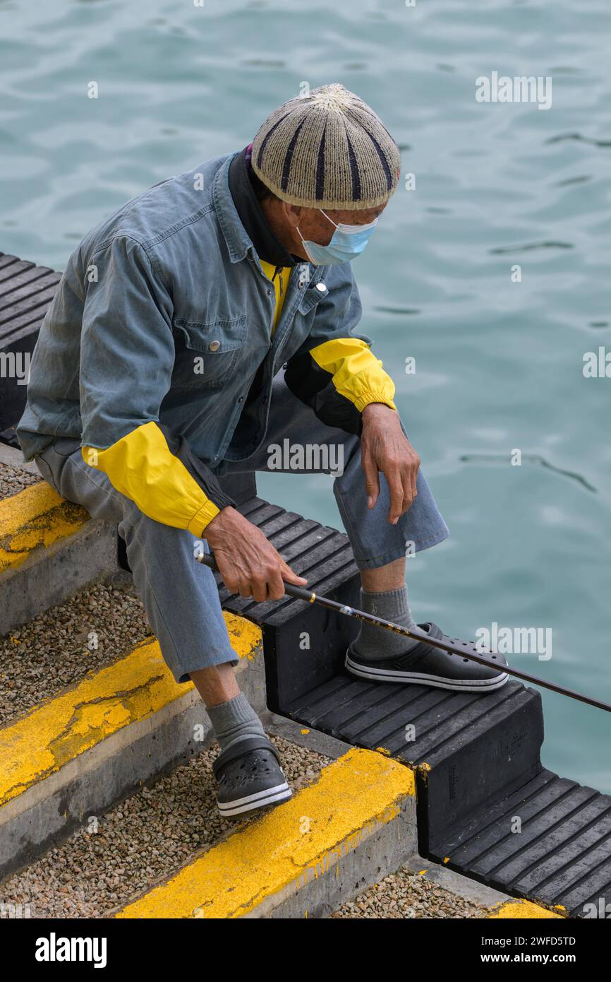 HONG KONG SAR,CHINA. January 26th, 2024. A local fisherman In Victoria ...