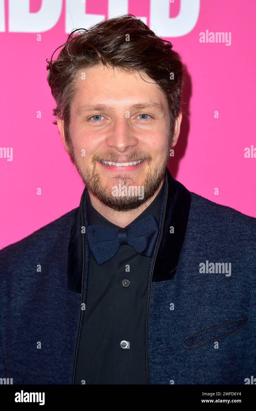 Brett Dier bei der Premiere des Kinofilms 'Scrambled' im AMC Westfield ...