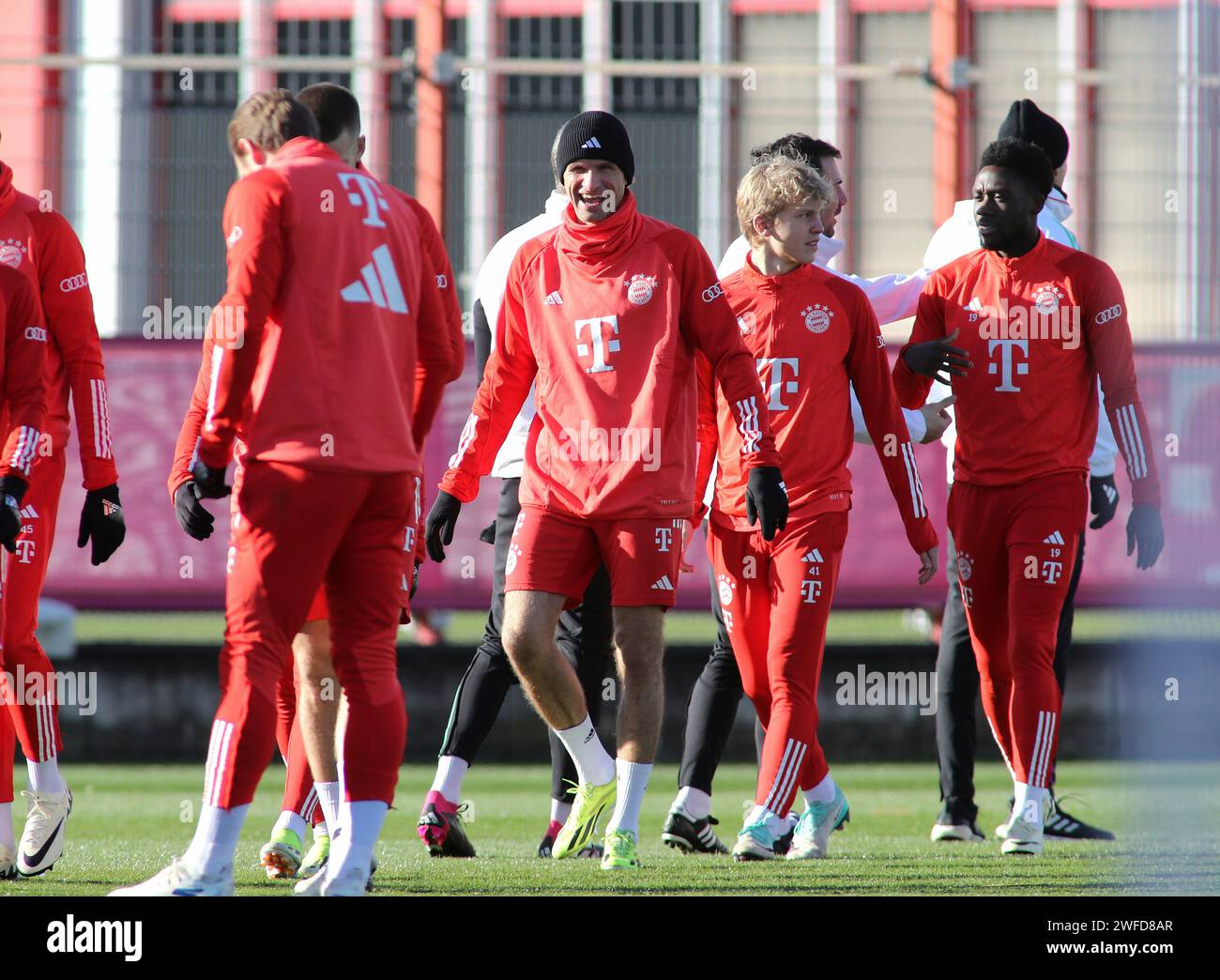Mueller fc bayern munchen muss lachen hi-res stock photography and ...