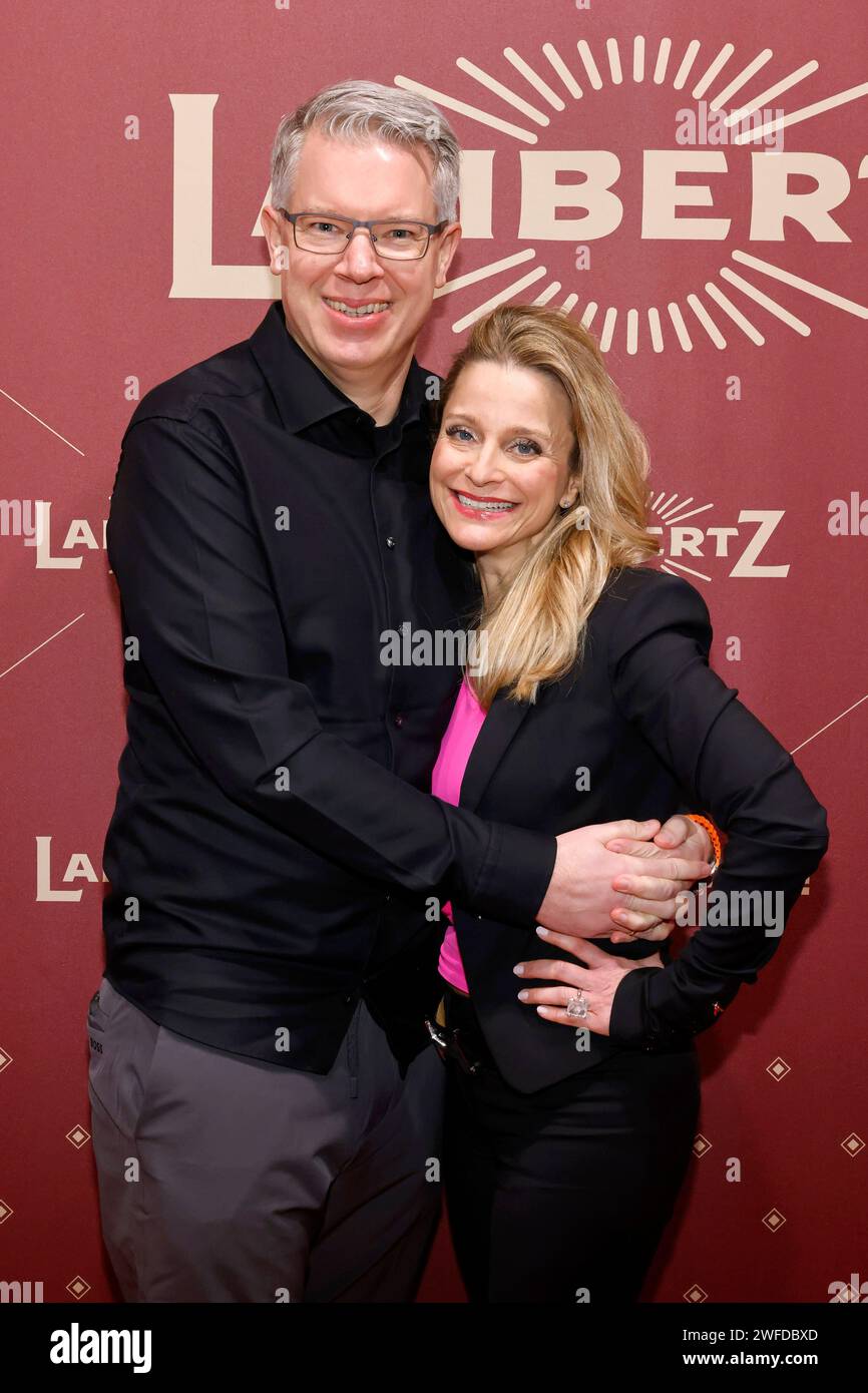 Unternehmer Frank Thelen mit Ehefrau Nathalie Thelen-Sattler bei der ...