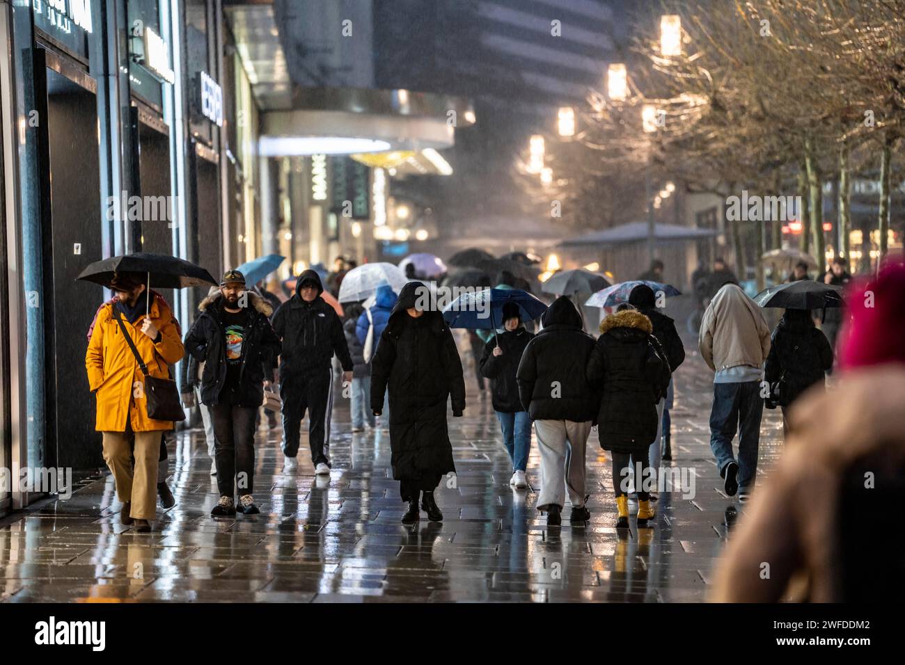 Rainy weather, freezing rain, pedestrian zone Zeil, shopping street ...