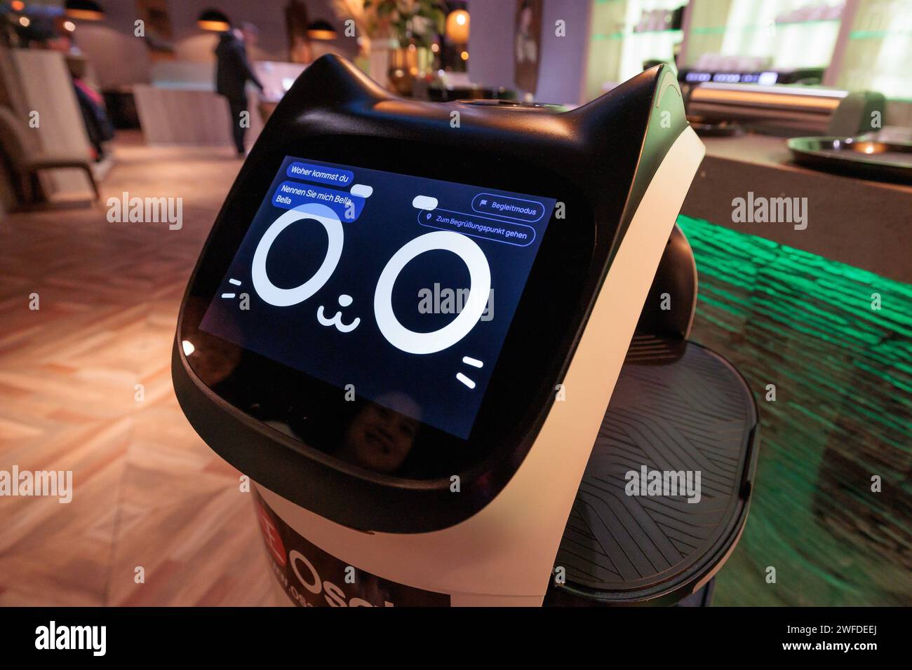 Friendly robots hi-res stock photography and images - Alamy