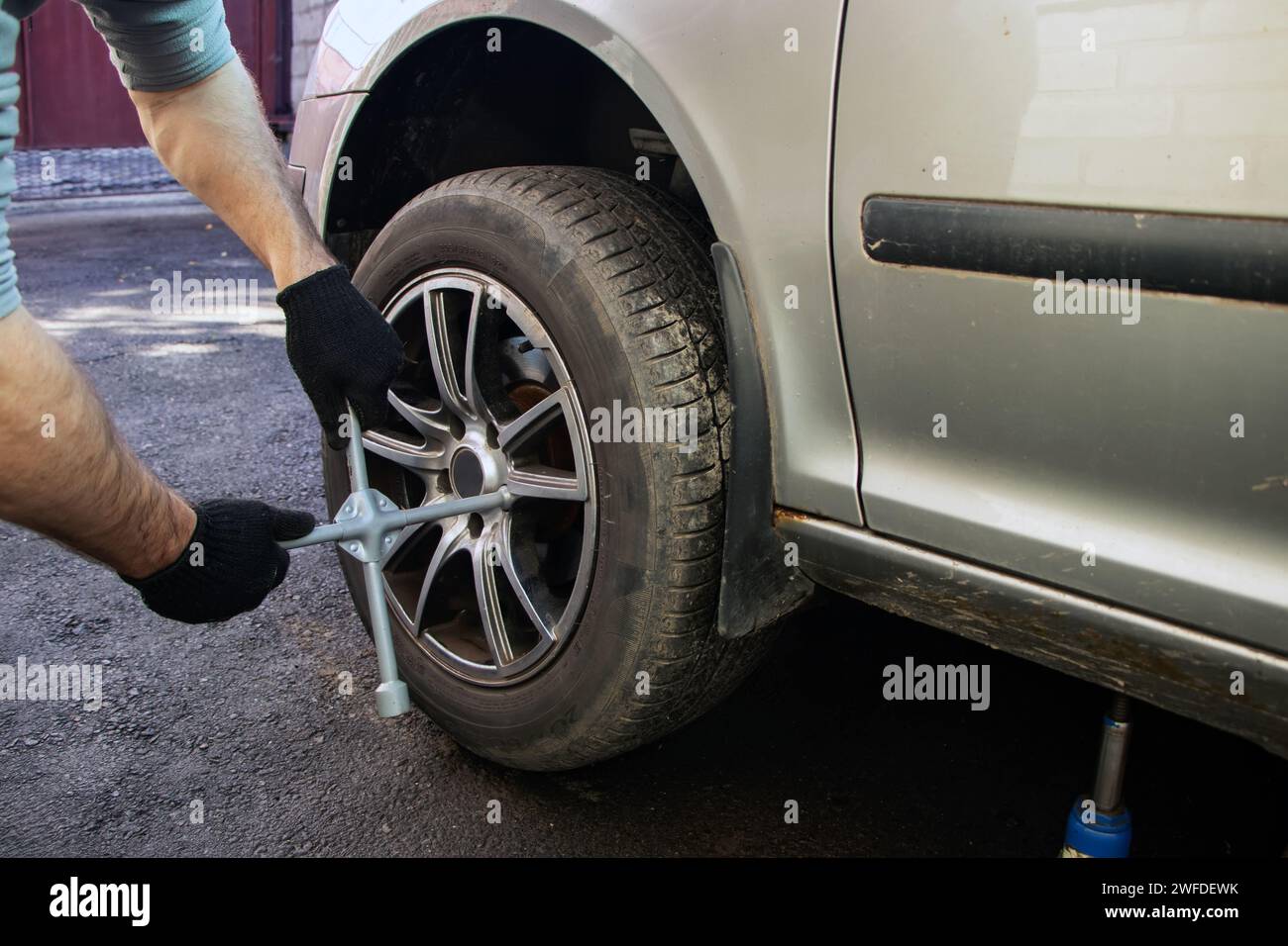 Changing the wheels hi-res stock photography and images - Alamy