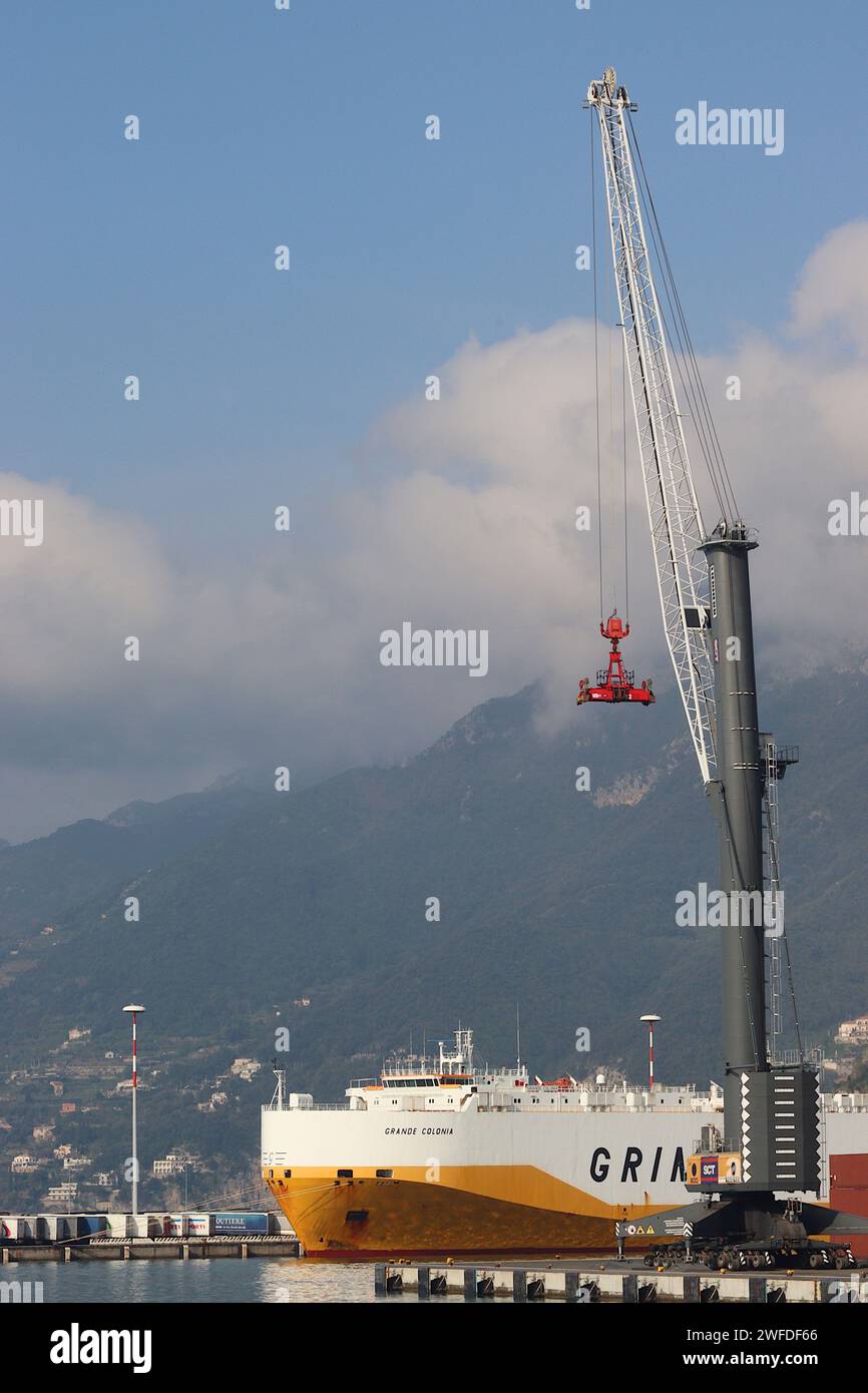 300 tonne capacity hi-res stock photography and images - Alamy