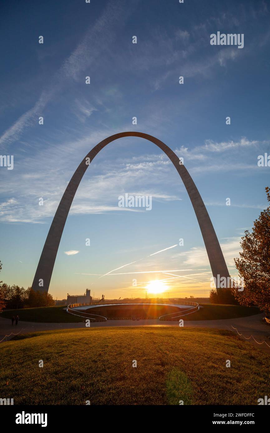 The Gateway Arch at sunrise Stock Photo - Alamy