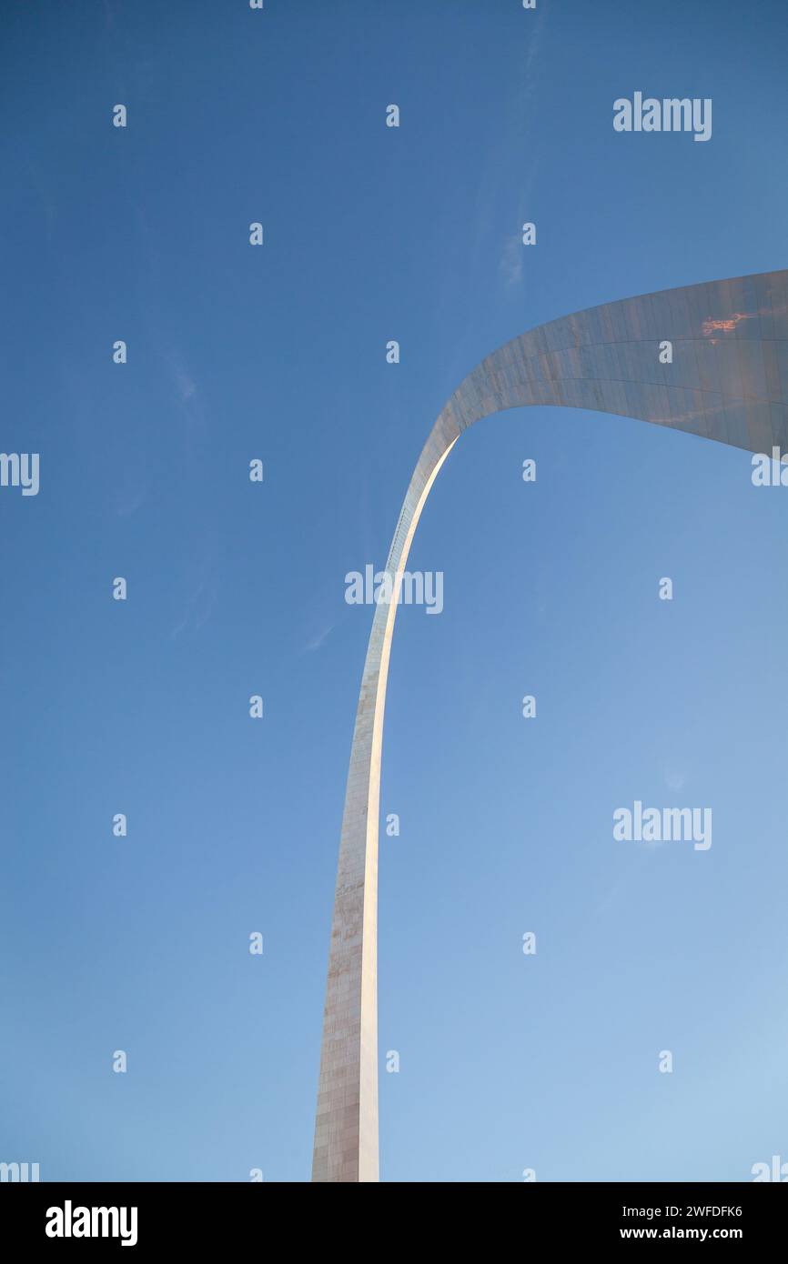 The Gateway Arch location on the banks of the Mississippi River in St ...