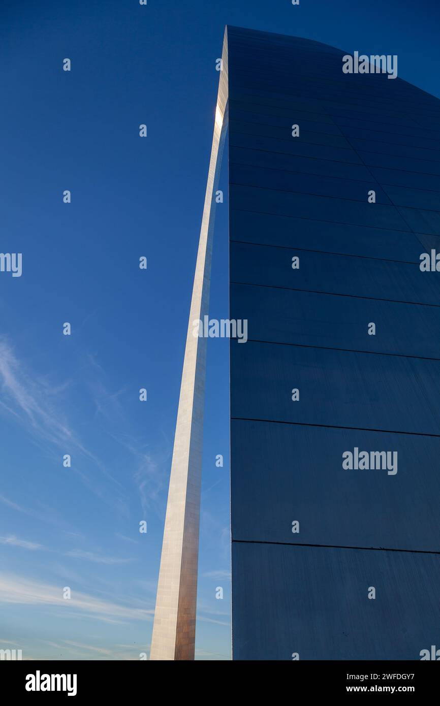 The Gateway Arch located along the banks of the Mississippi River in St ...