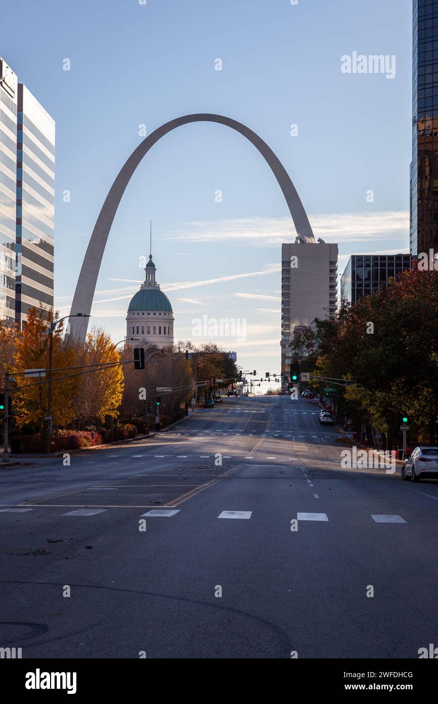 View of the Gateway Arch from downtown St. Louis Stock Photo - Alamy