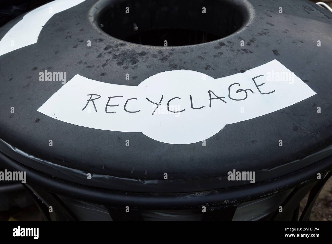 Black metal recycle bin hi-res stock photography and images - Alamy