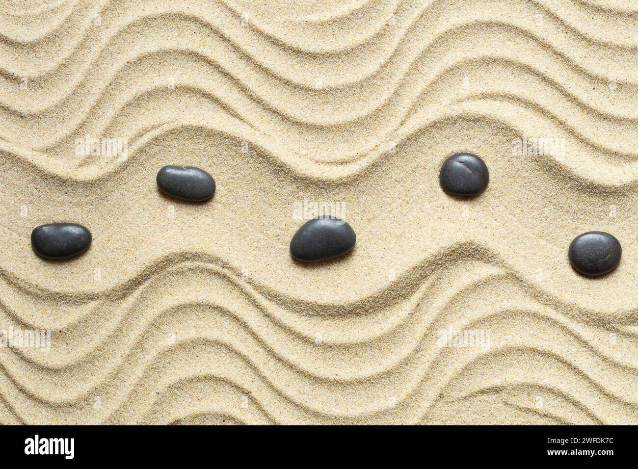 Zen pattern in brown sand Stock Photo - Alamy